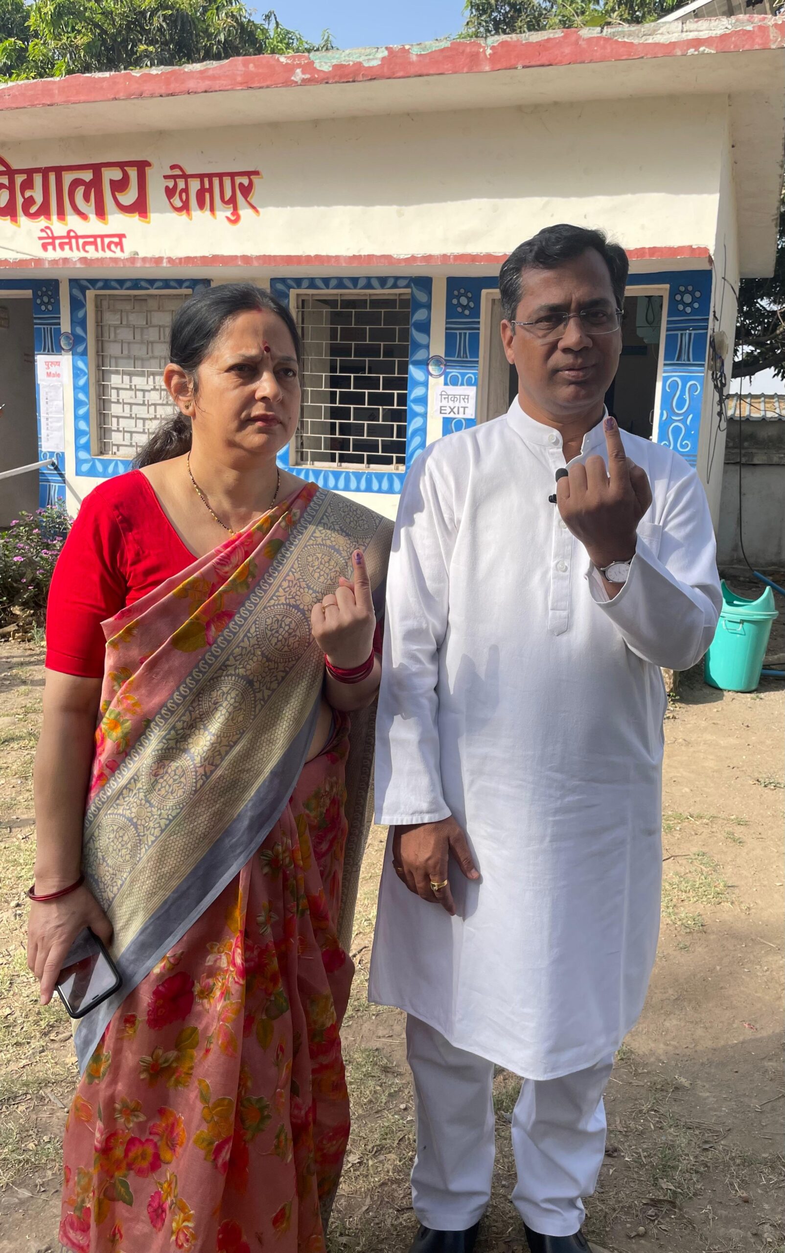 हल्द्वानी: कांग्रेस प्रत्याशी ने धर्मपत्नी के साथ मतदान किया! - Dev Bhoomi Maya