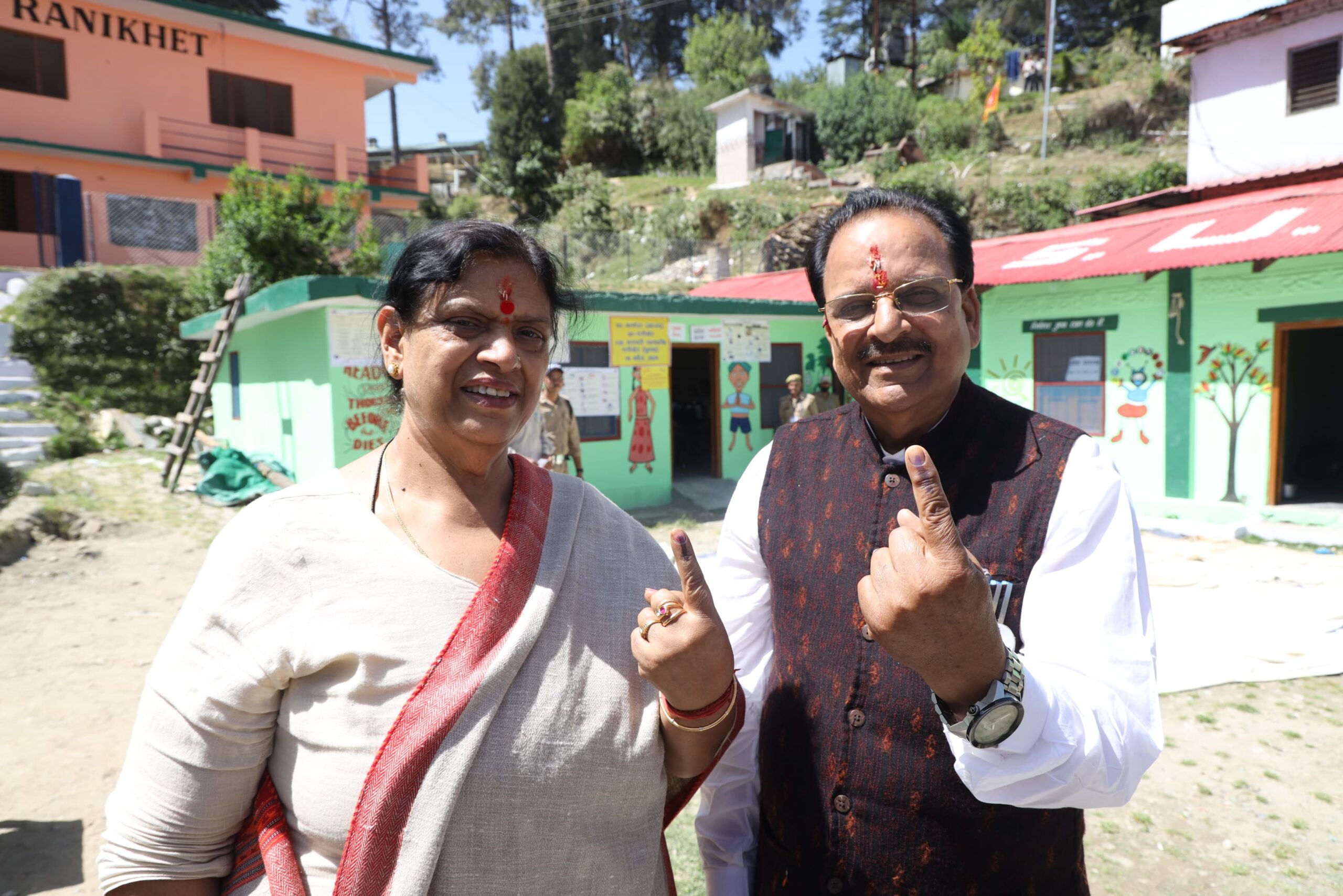 ब्रेकिंग रानीखेत: नैनीताल लोकसभा बीजेपी प्रत्याशी अजय भट्ट ने अपनी धर्मपत्नी के साथ मतदान किया ...