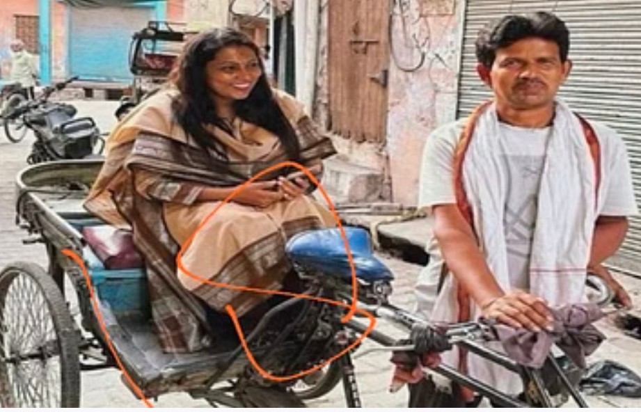 ब्रेकिंग : IAS कमिश्नर को रिक्शे में देख लोग हैरान, आयुक्त ने जाना तंग गलियों का हाल! - Dev ...