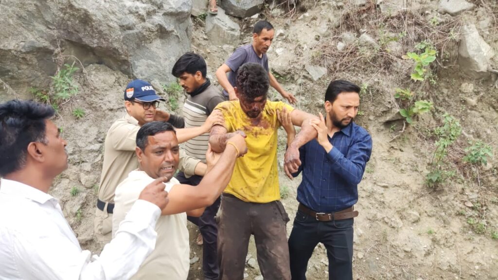 ब्रेकिंग चंपावत: [ मुर्गी] ले जा रहा वाहन दुर्घटनाग्रस्त! ️एक व्यक्ति की मृत्यु, एक अन्य घायल ...