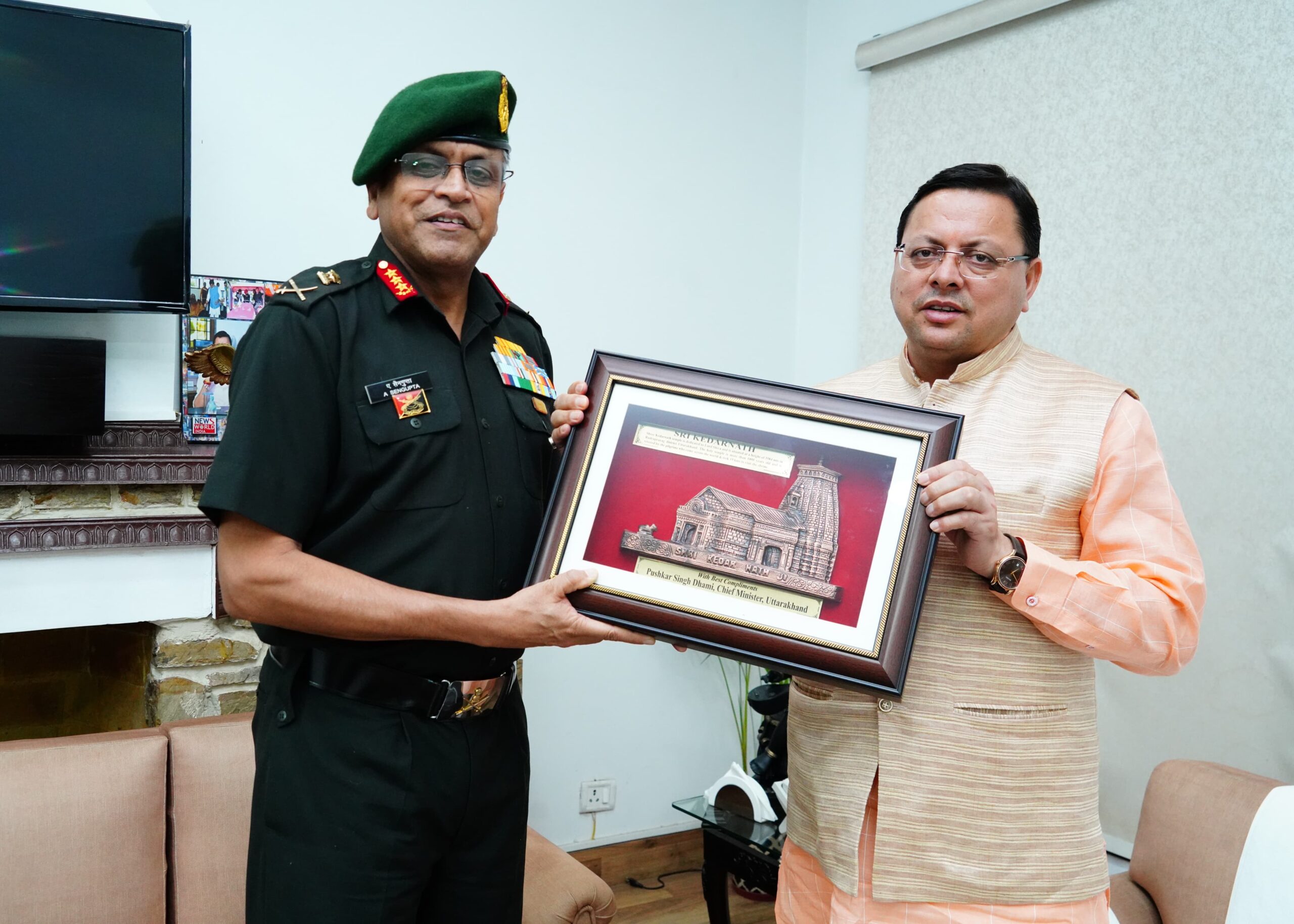 देहरादून; मुख्यमंत्री आवास में ले जनरल अनिंदया सेनगुप्ता, जीओसी-इन-सी, सेन्ट्रल कमाण्ड ने भेंट ...